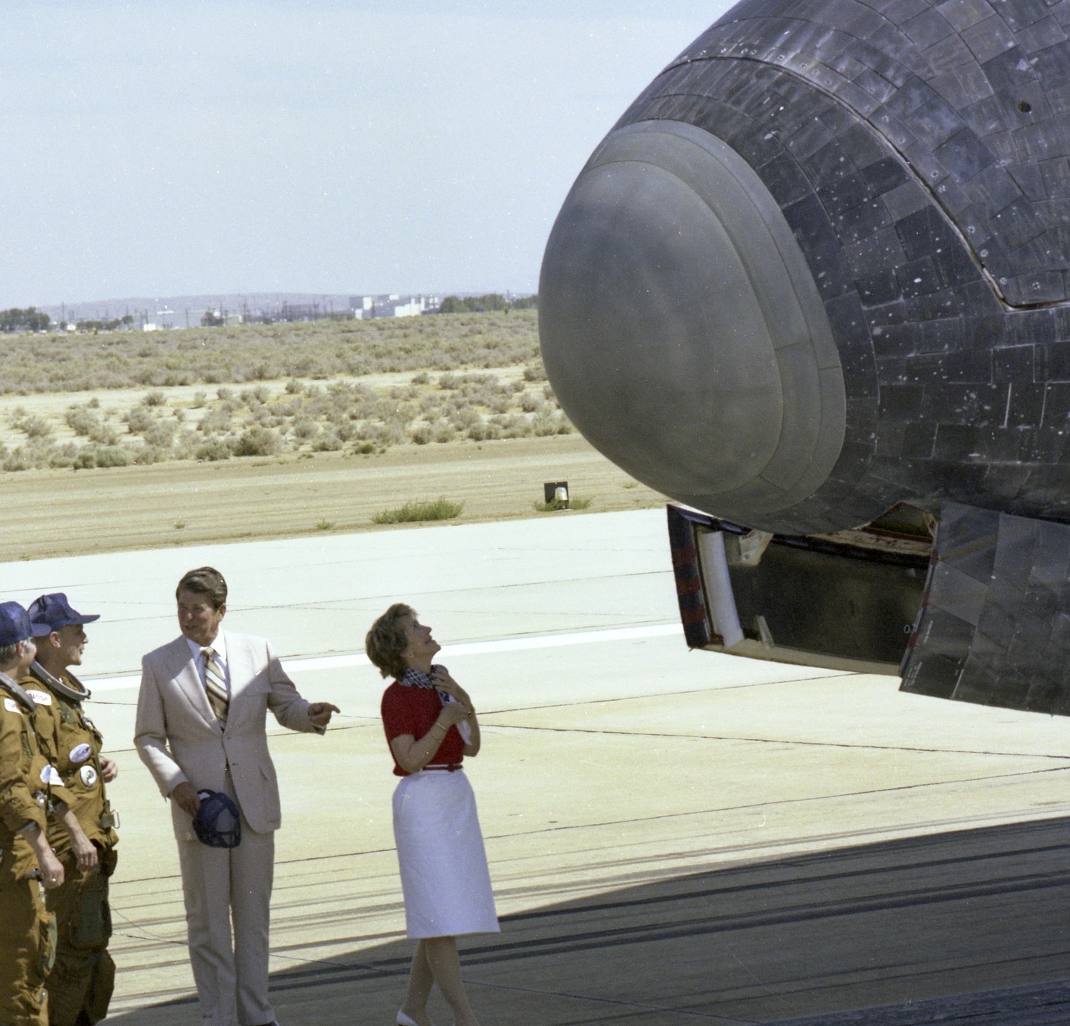President Ronald Reagan chats with NASA astronauts Henry Hartsfield and ...