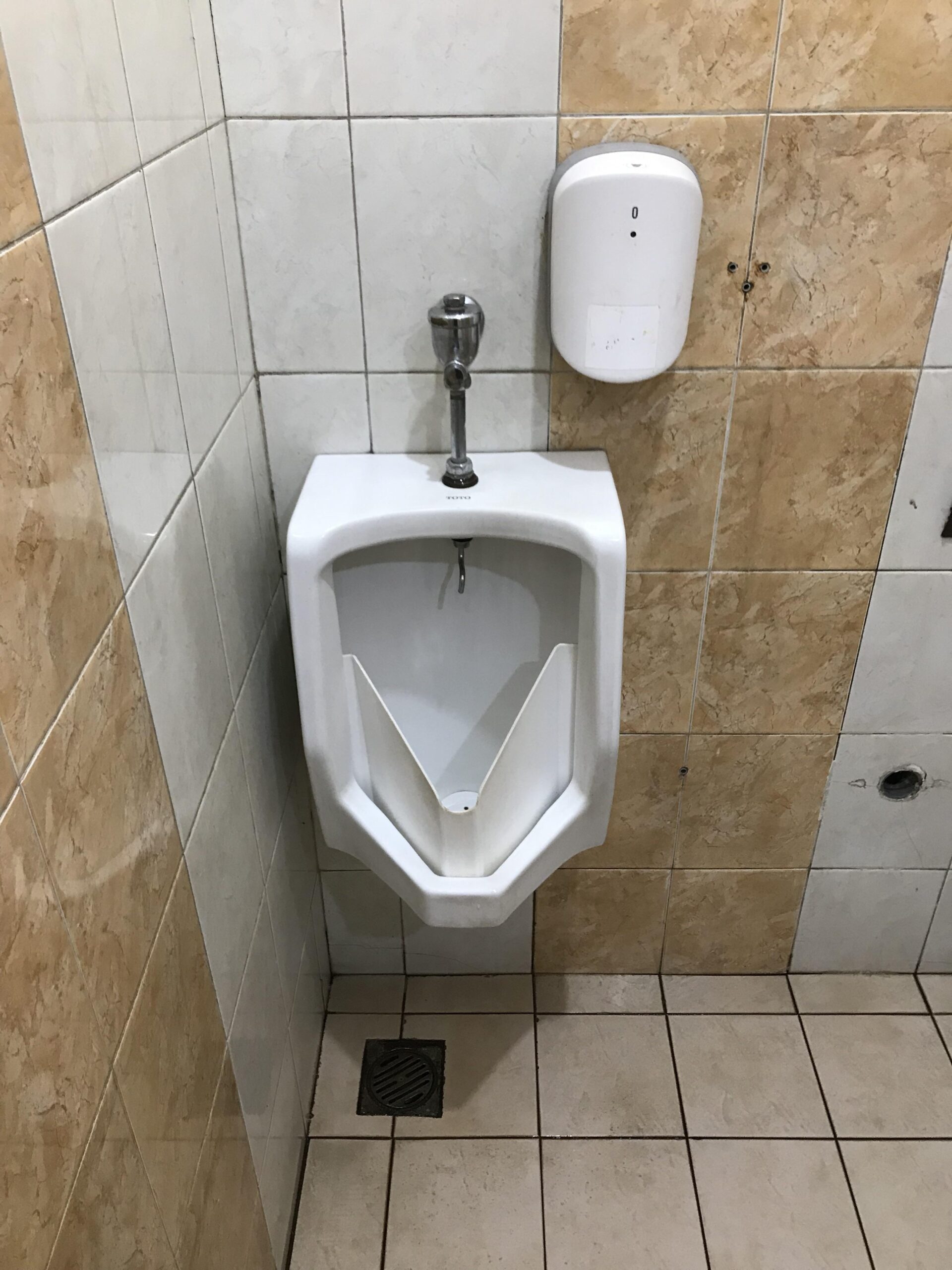 This urinal has a splash guard - USLUCK