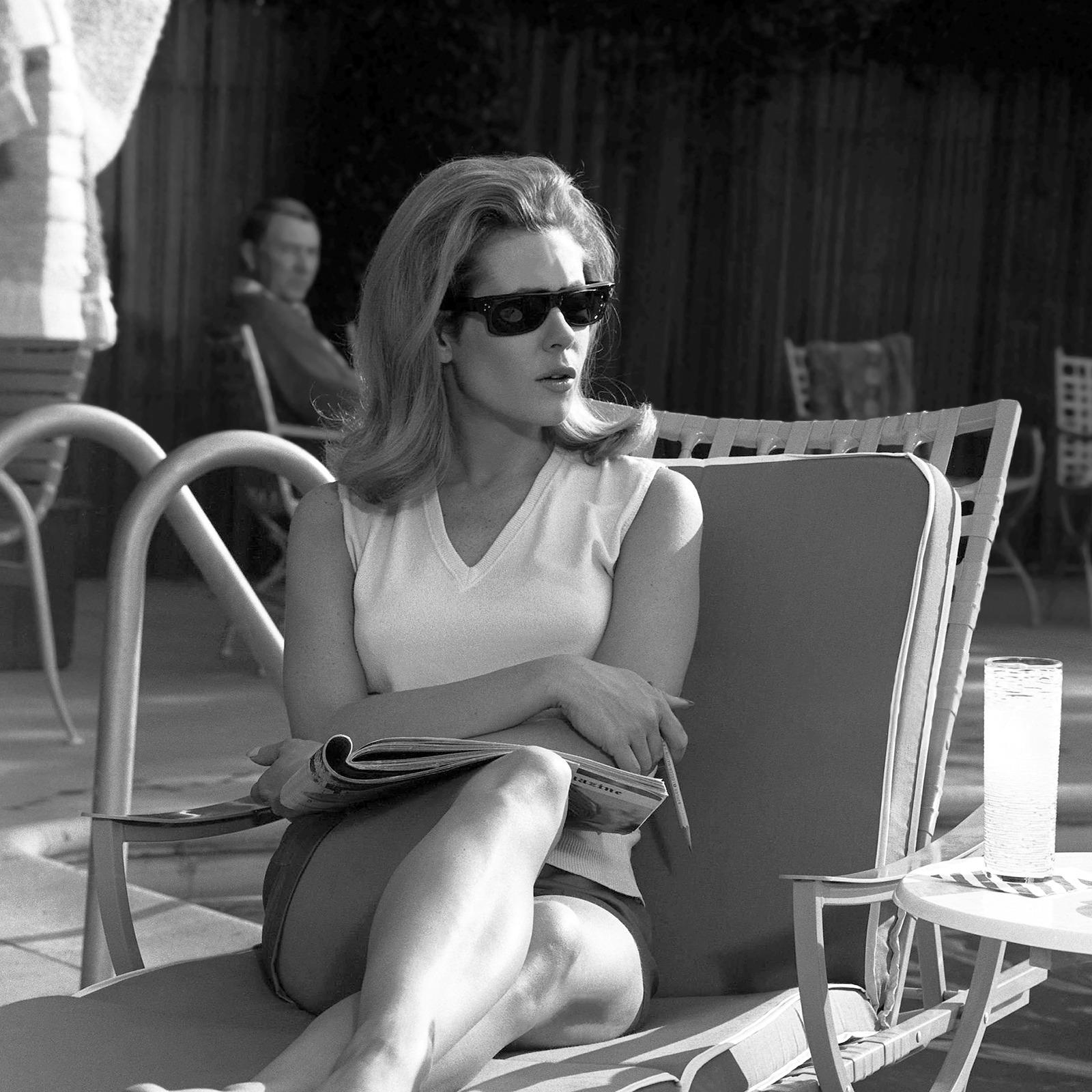 Elizabeth Montgomery, on the set of "Bewitched" in 1967 - USLUCK