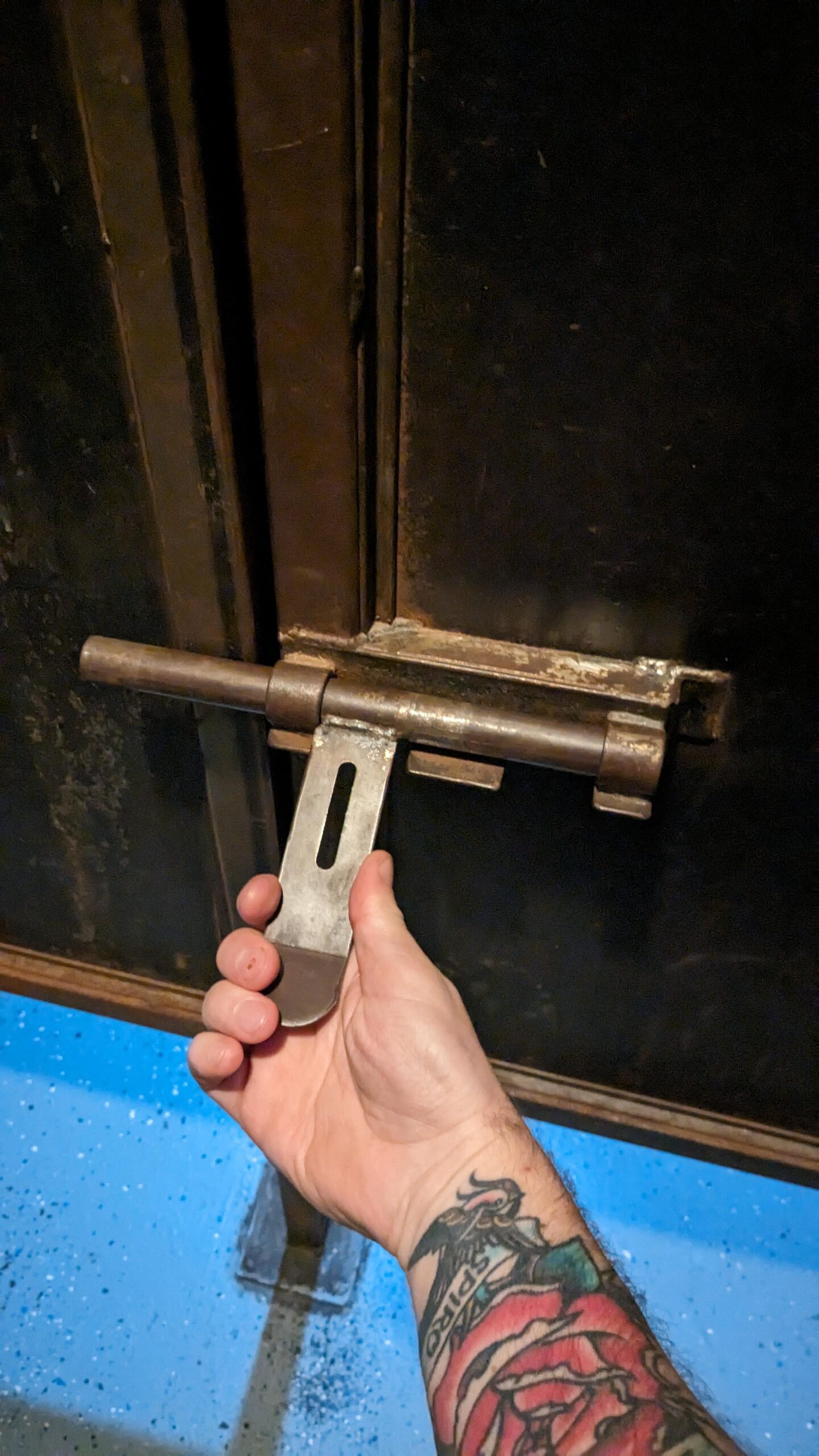 The massive lock on this bathroom stall door - USLUCK