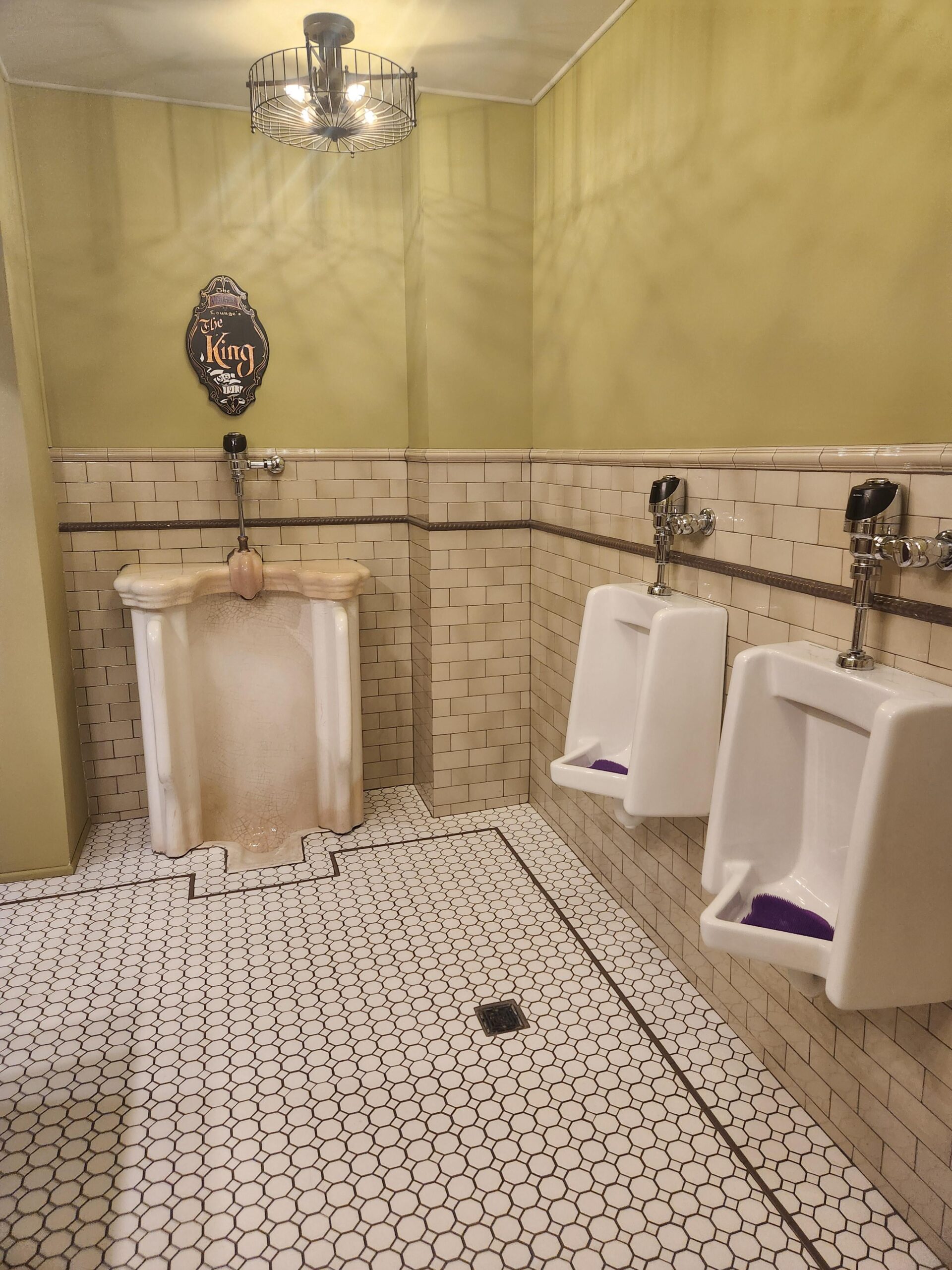 This bar has a special urinal called "the king" - USLUCK
