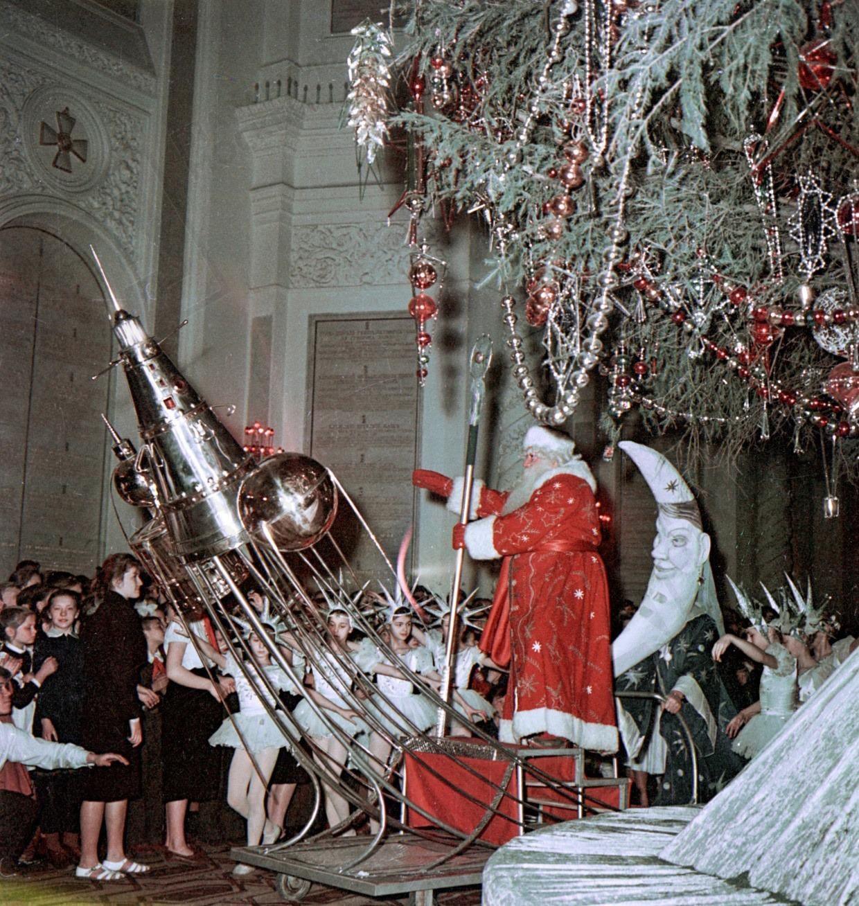 Ded Moroz arrives to a children's New Year party in a sputnik troika ...