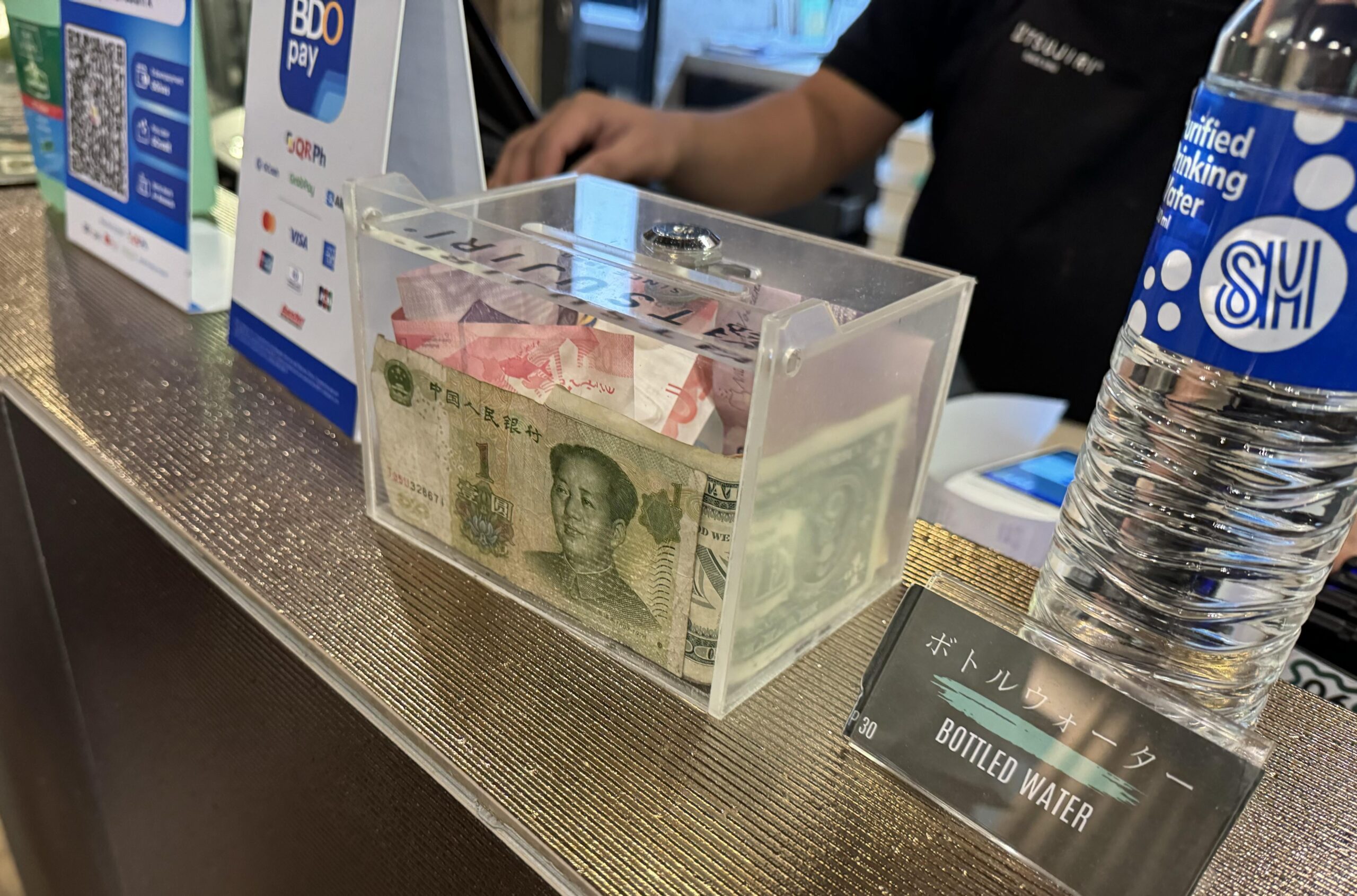 This tip box has both Chinese Yuan and US Dollar. I’m not in China nor ...