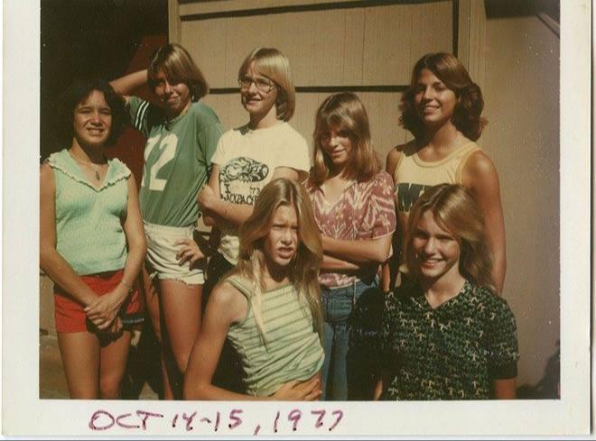 This is a group of girls in the 70s - USLUCK