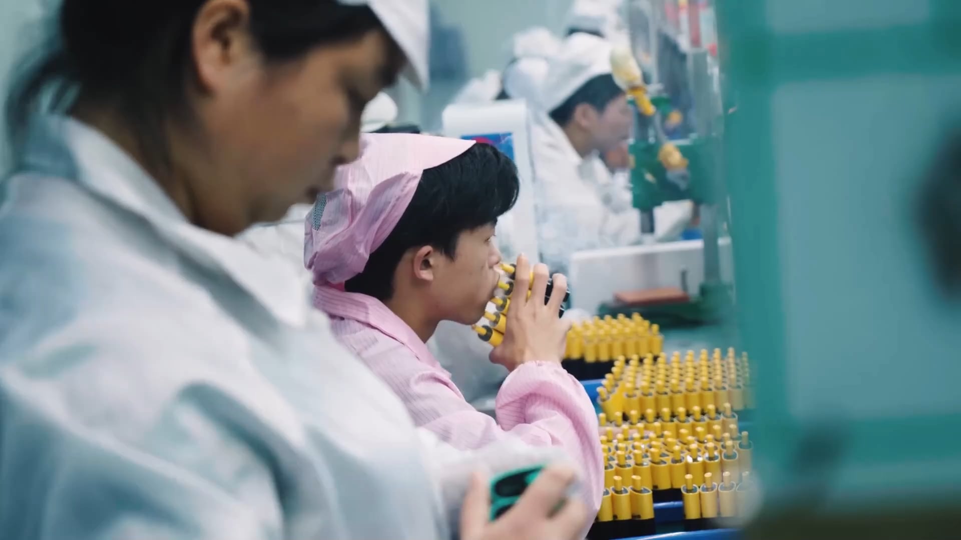 Worker at a disposable vape factory tests up to 10,000 vapes a day - USLUCK