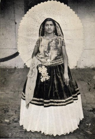 Mexican women wearing the Tehuana traditional dress and headgear ...
