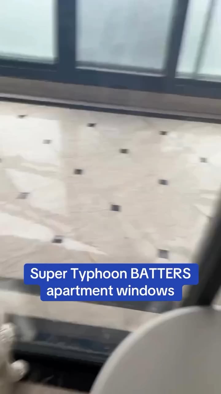 Typhoon in Vietnam sweeps away balcony windows - USLUCK