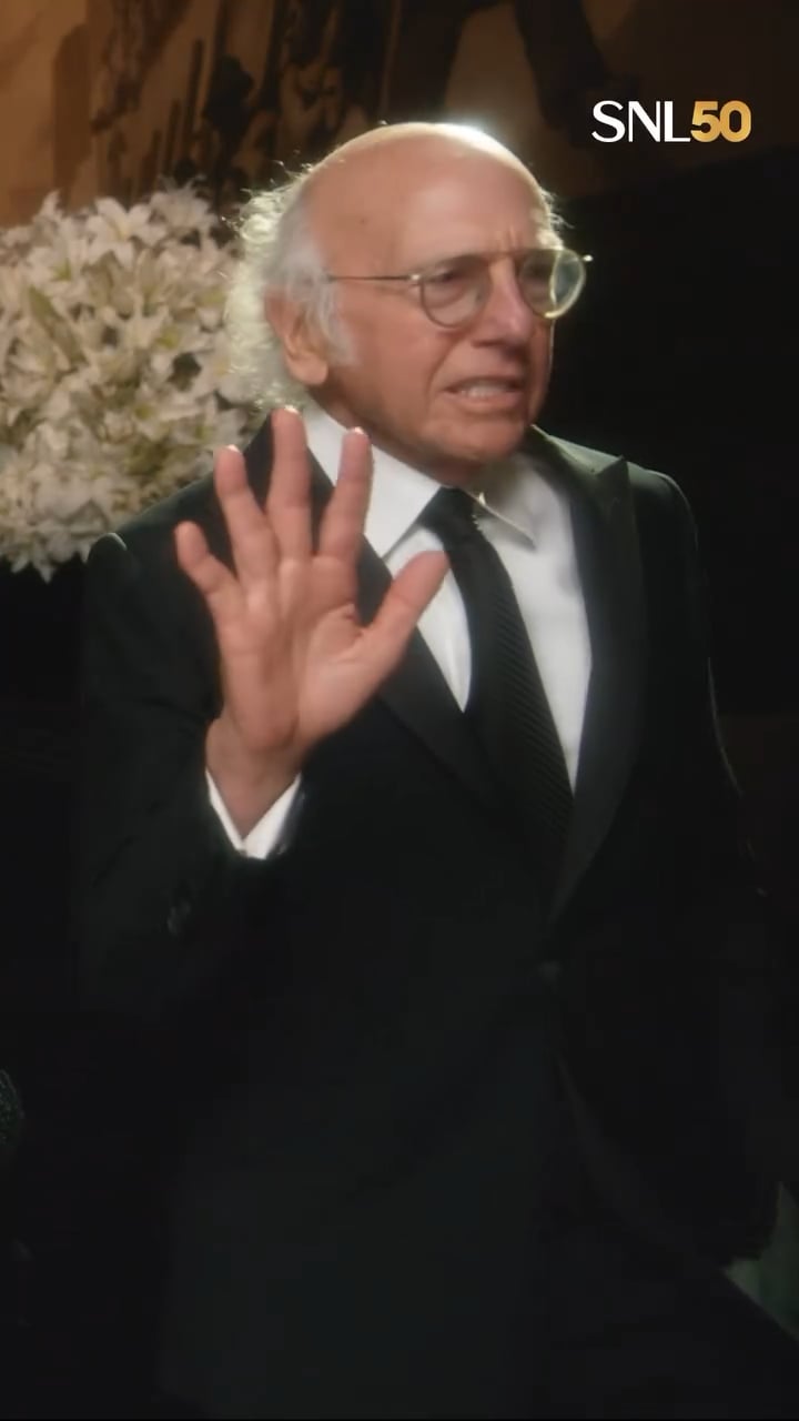 Larry David gets asked to pose on the red carpet and gives the most ...