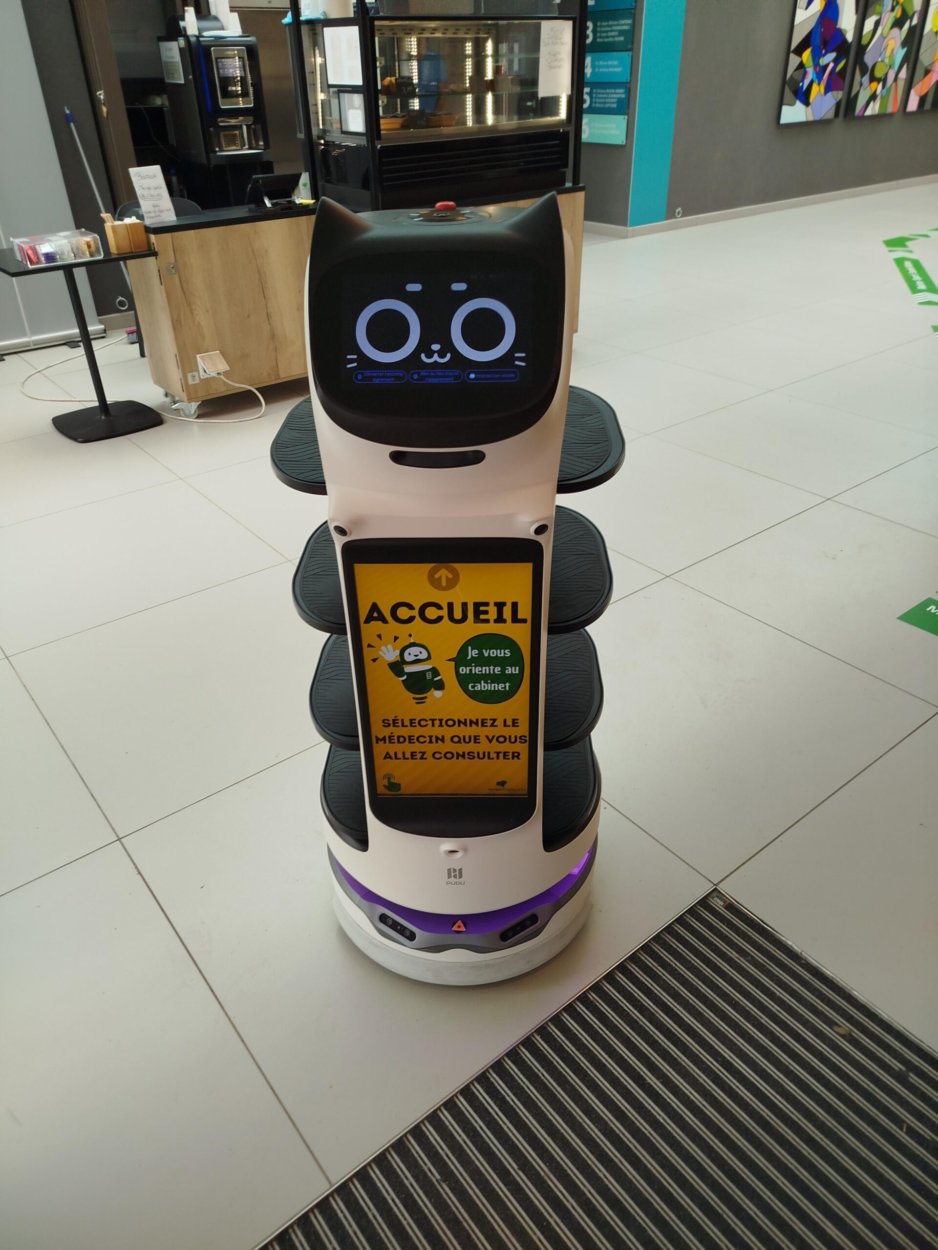 This check-in robot at the hospital - USLUCK