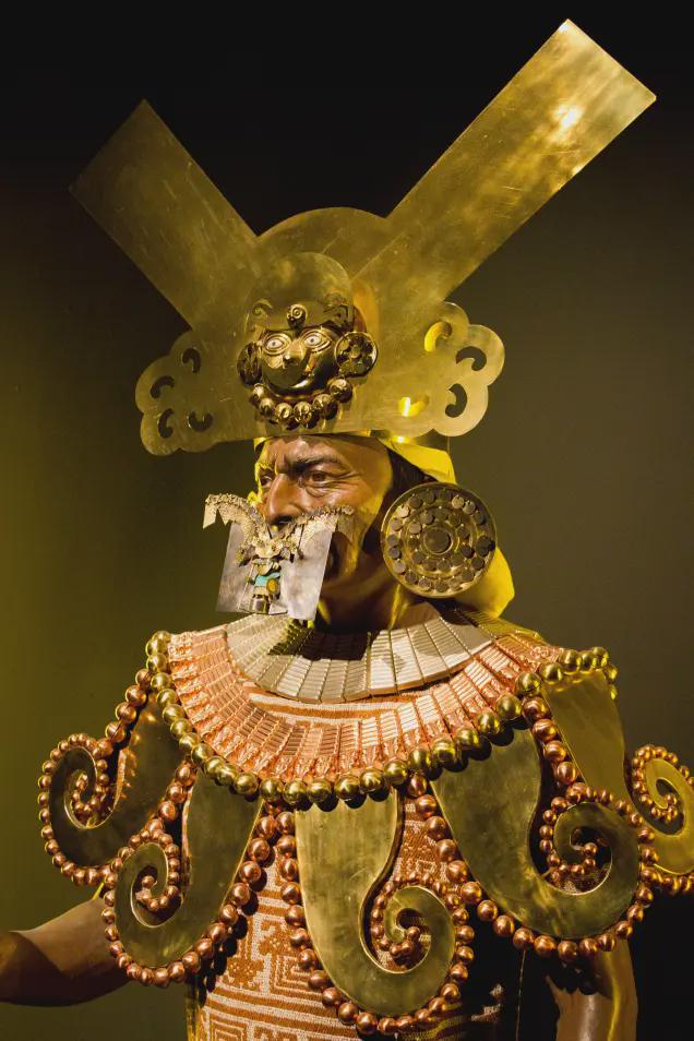 Reconstruction of the Old Lord of Sipán in ceremonial regalia. His tomb ...