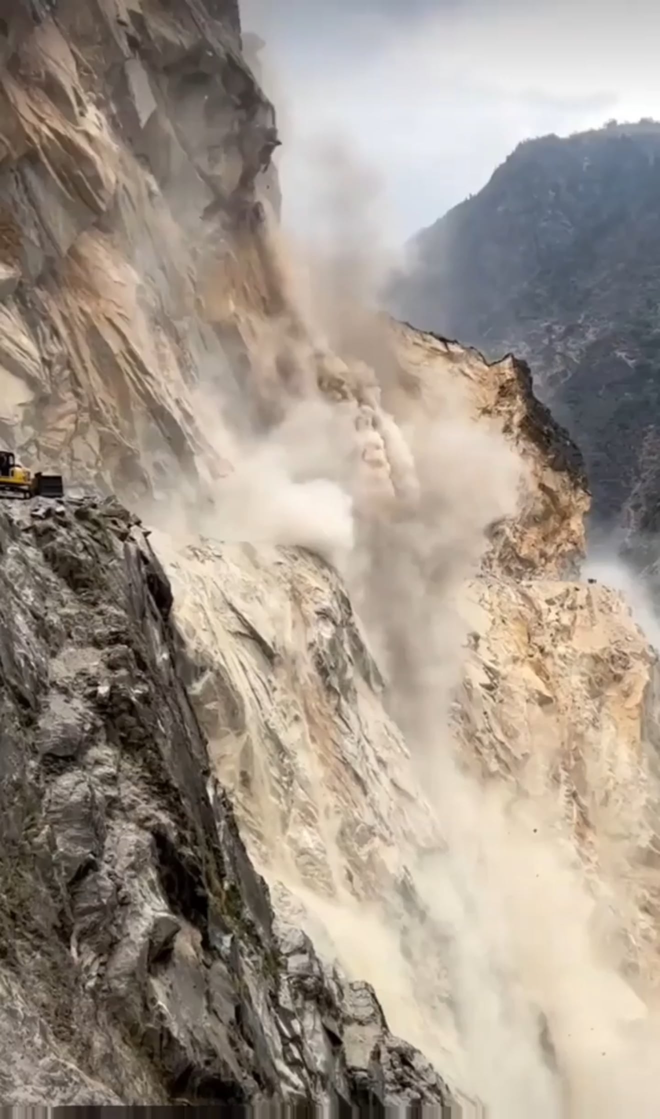 Massive rockslide makes excavator appear miniature - USLUCK